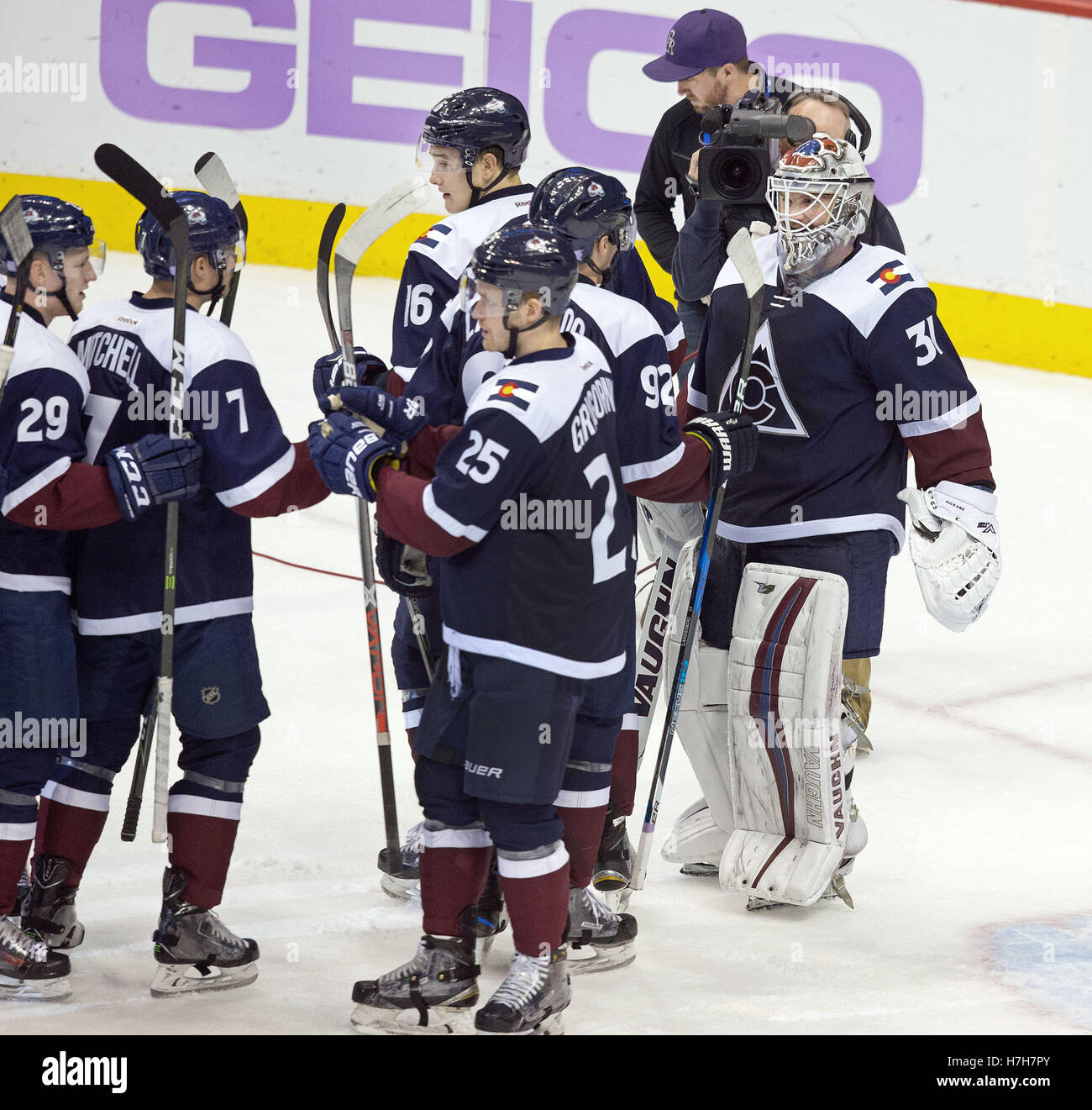Denver, Colorado, USA. 5th Nov, 2016. Avalanche G CALVIN PICKARD, far ...