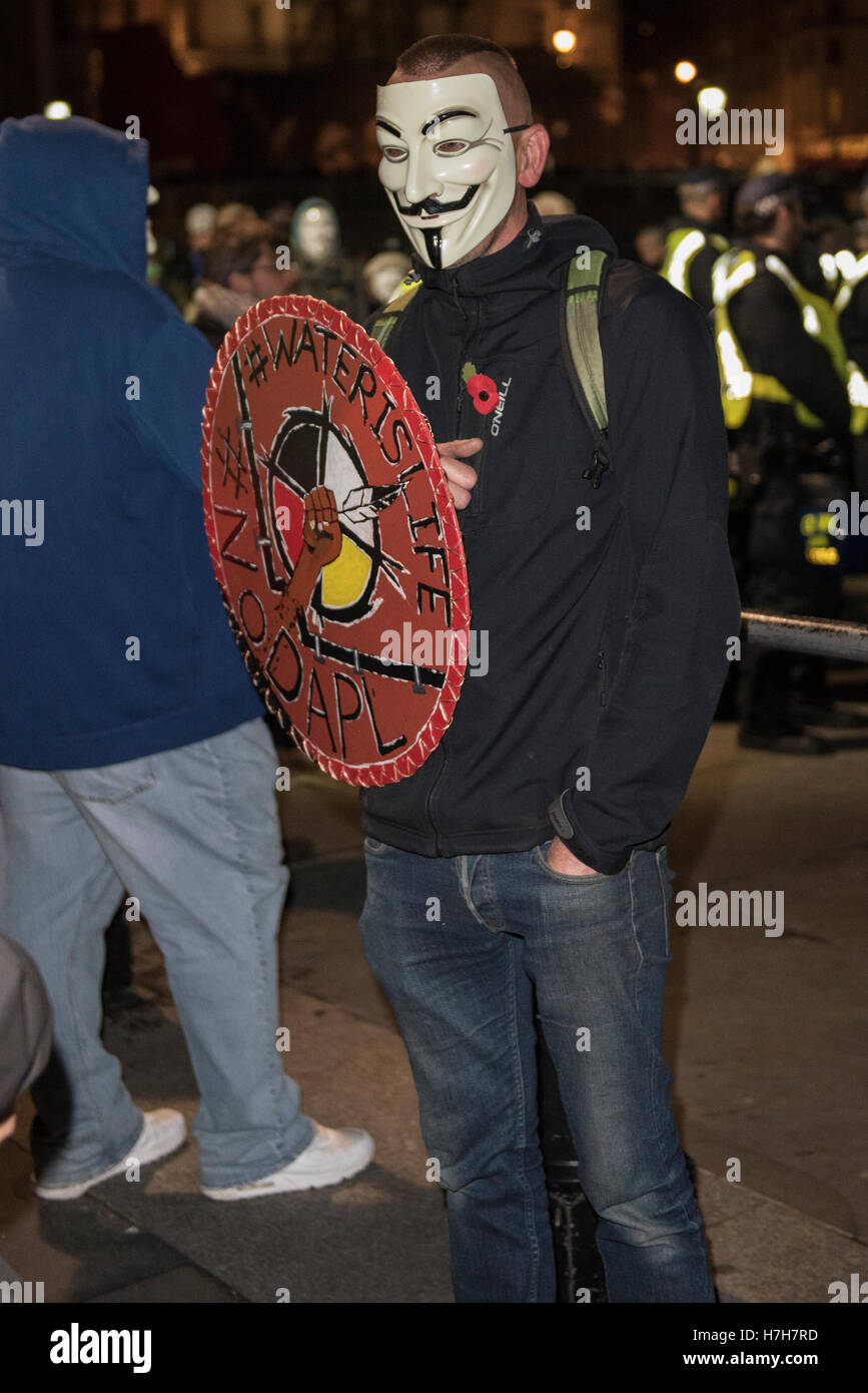 Protester wearing a guy fawkes mask hi-res stock photography and images ...