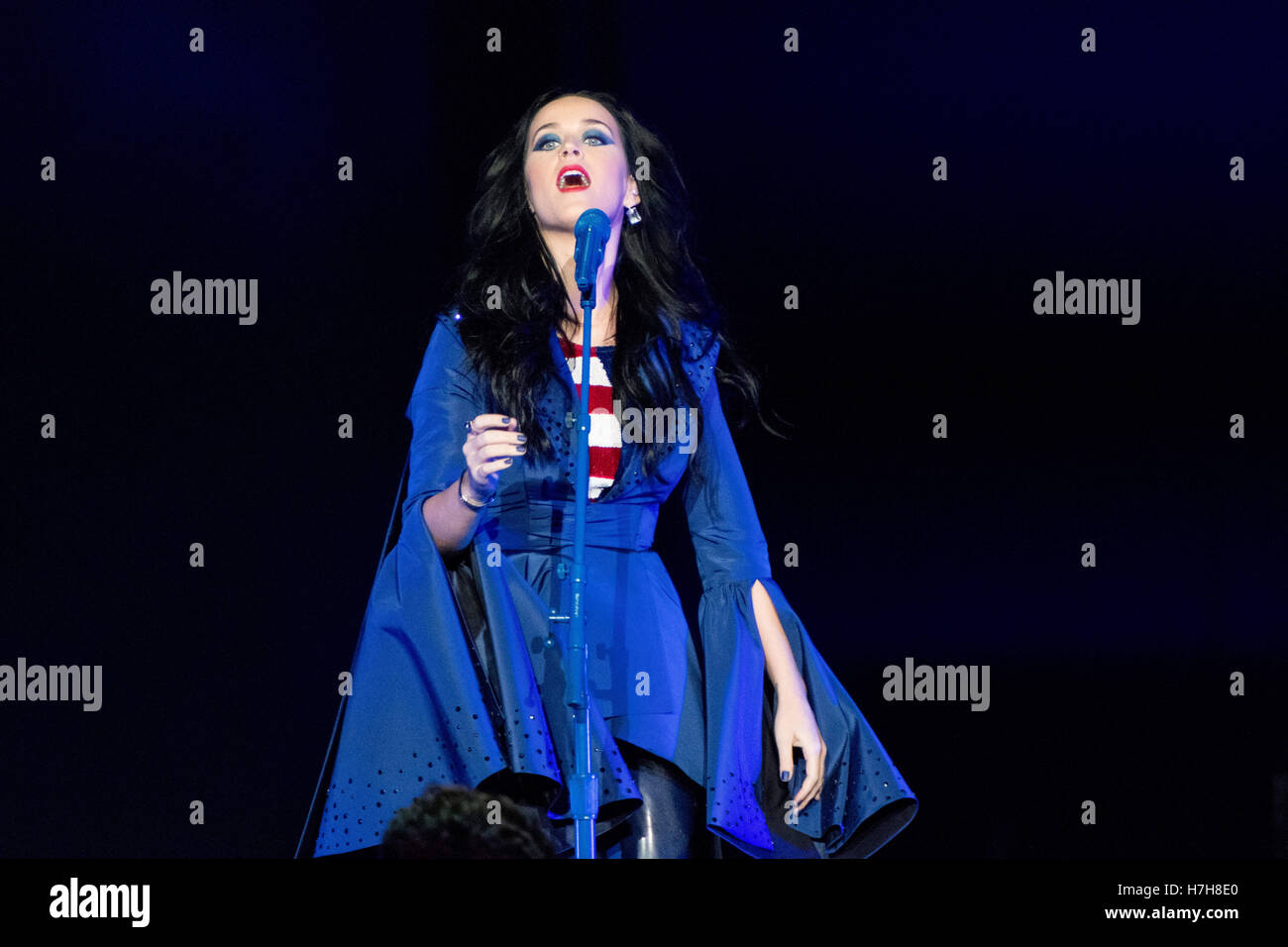 Katy perry performing hi-res stock photography and images - Alamy