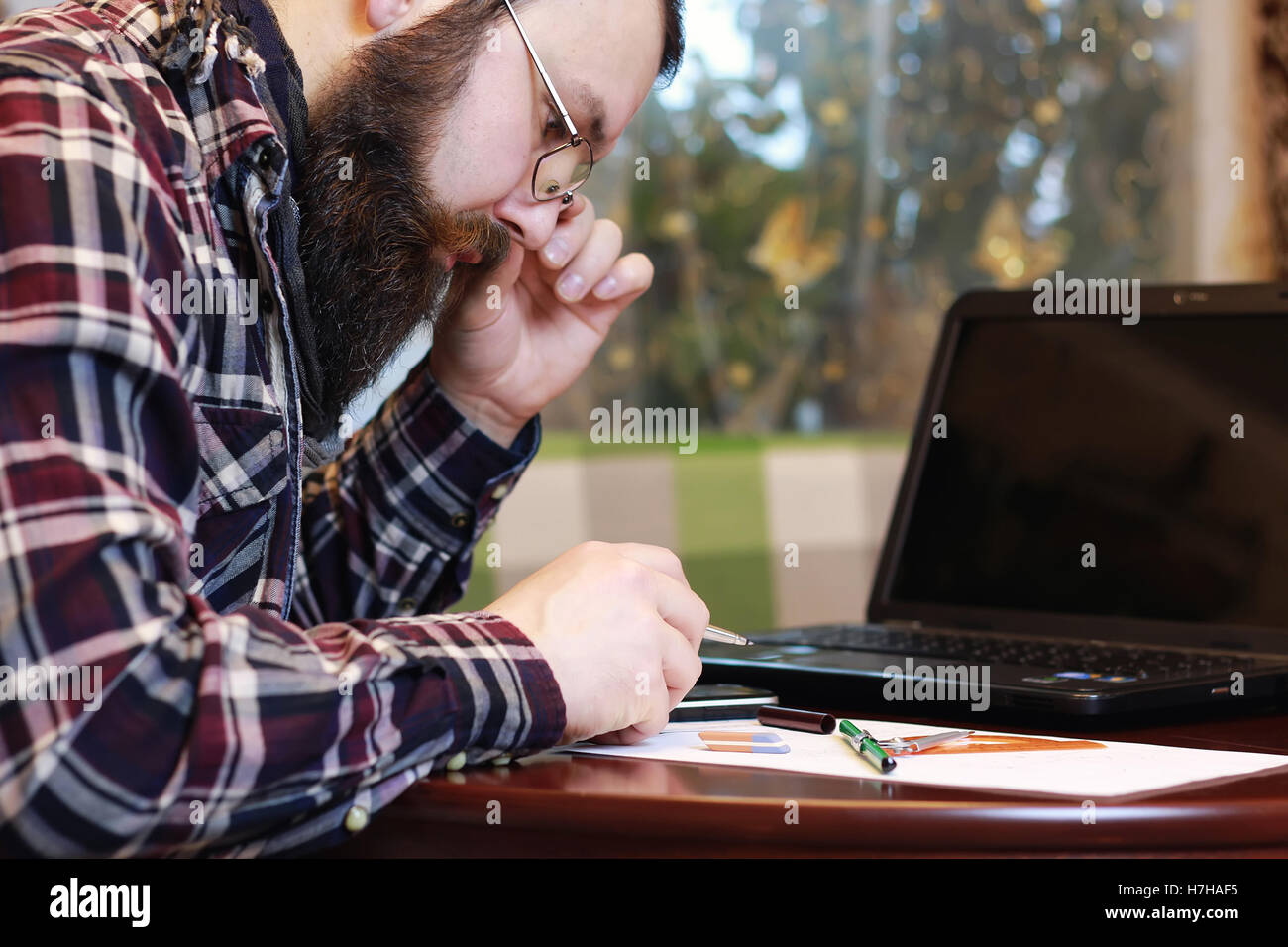 male notebook work bearded Stock Photo - Alamy