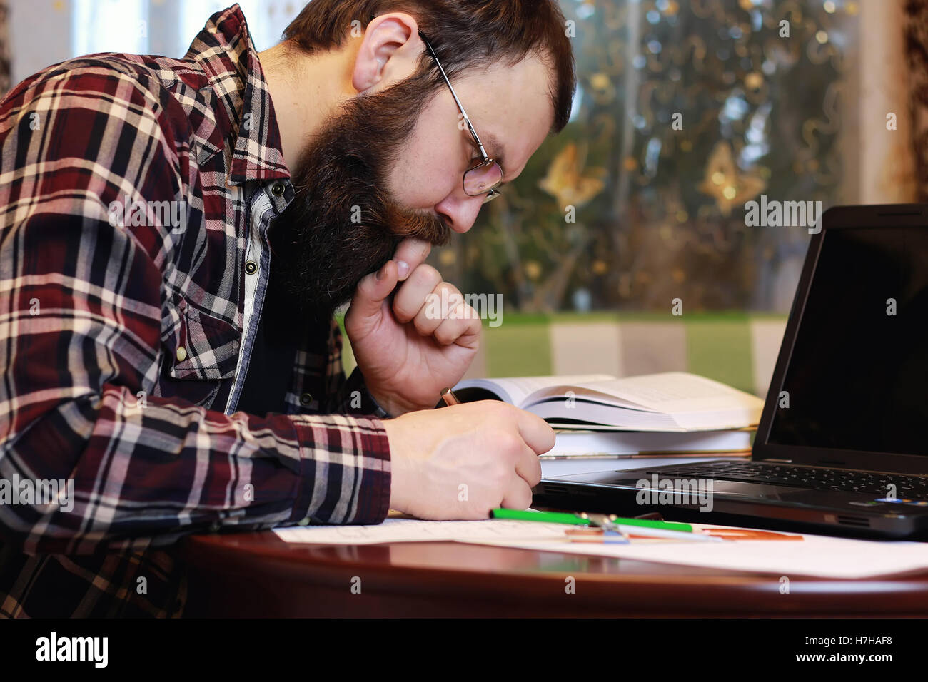 male notebook work bearded Stock Photo - Alamy