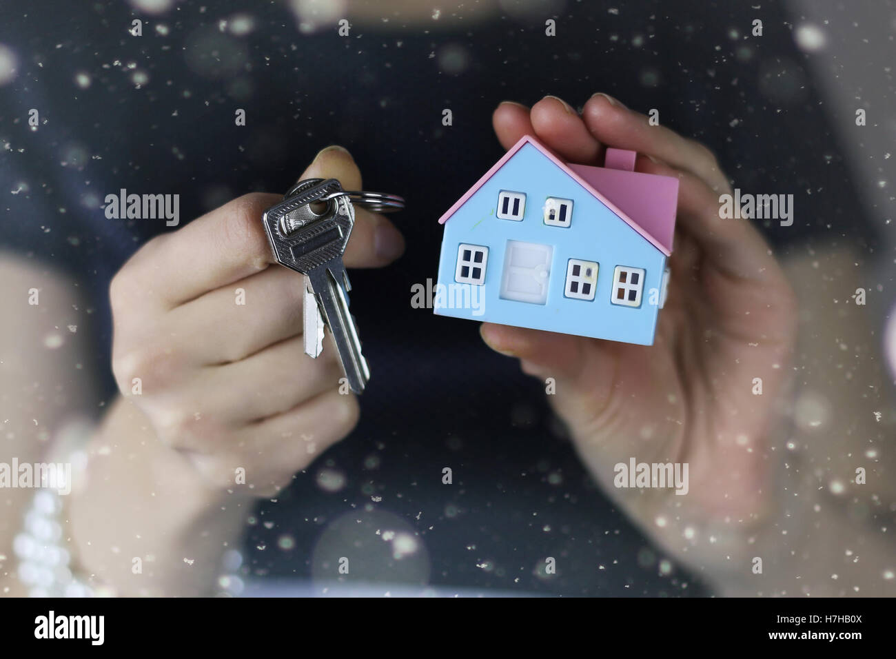 hand house agent Stock Photo - Alamy