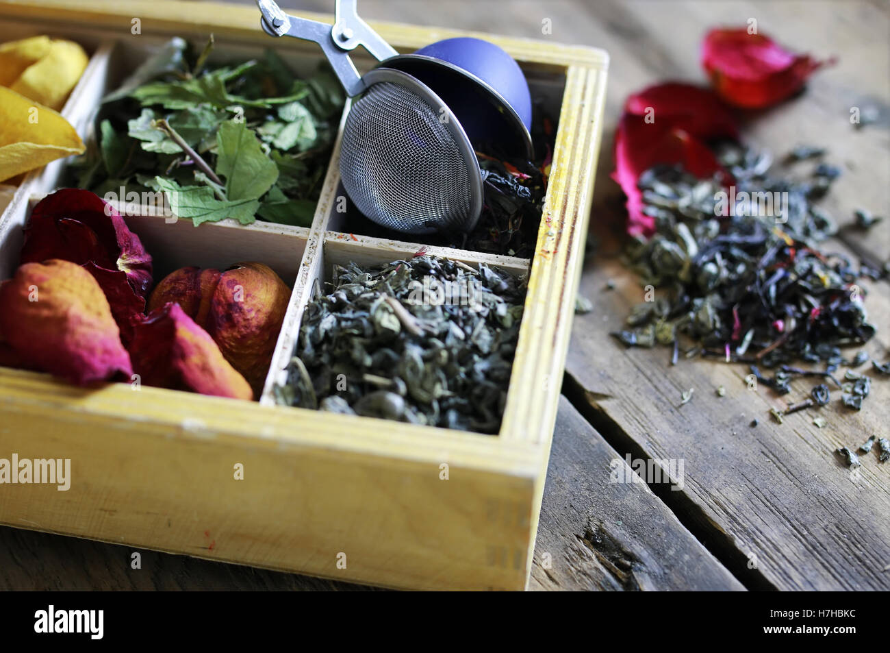 set tea wooden box rose Stock Photo - Alamy