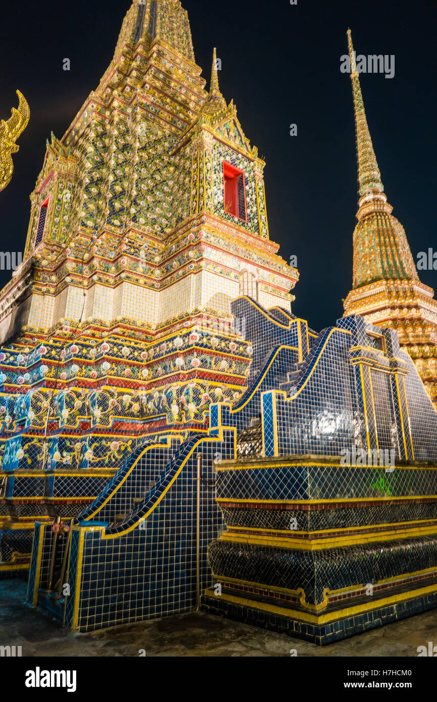 The beautifully decorated pagodas of Wat Pho temple at night Stock ...