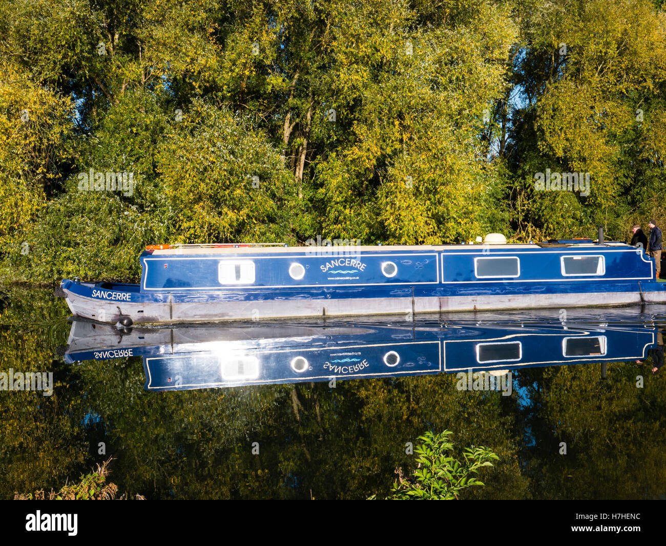 Narrow Boat on River Thames, nr Reading, Berkshire, England, UK, GB ...