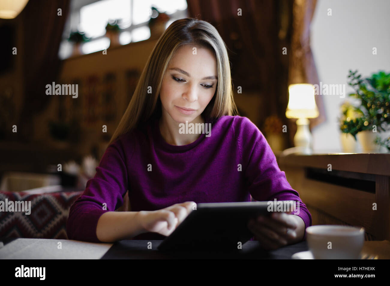 Tablet thinking smile woman hi-res stock photography and images - Alamy