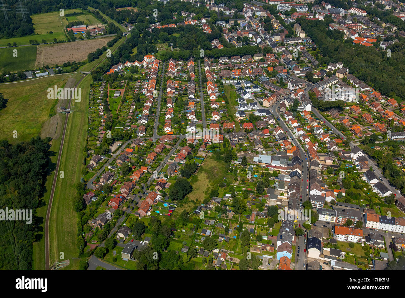Red colliery houses hi-res stock photography and images - Alamy