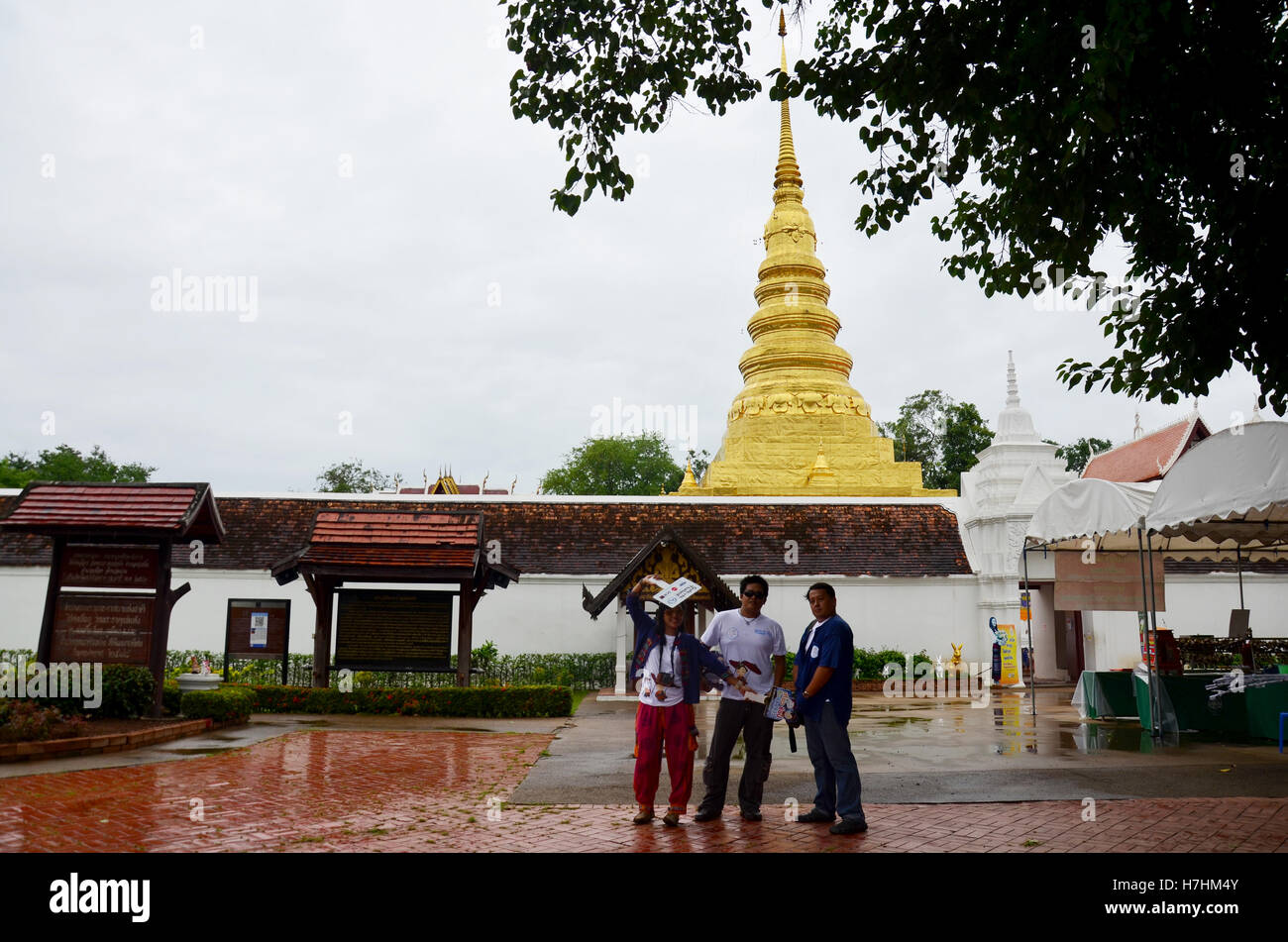 Traveller thai people posing at front of at Phra That Chae Haeng temple ...