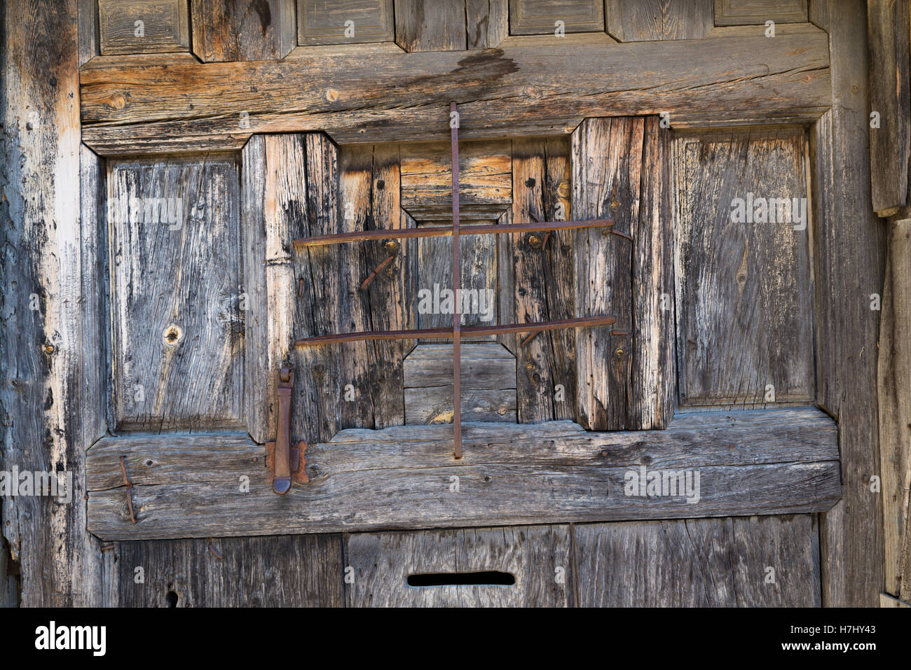 Old gate in a Castilian village Stock Photo - Alamy