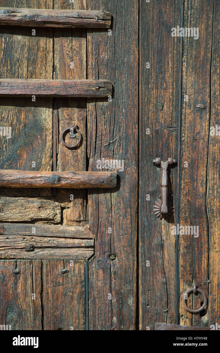 Old gate in a Castilian village Stock Photo - Alamy