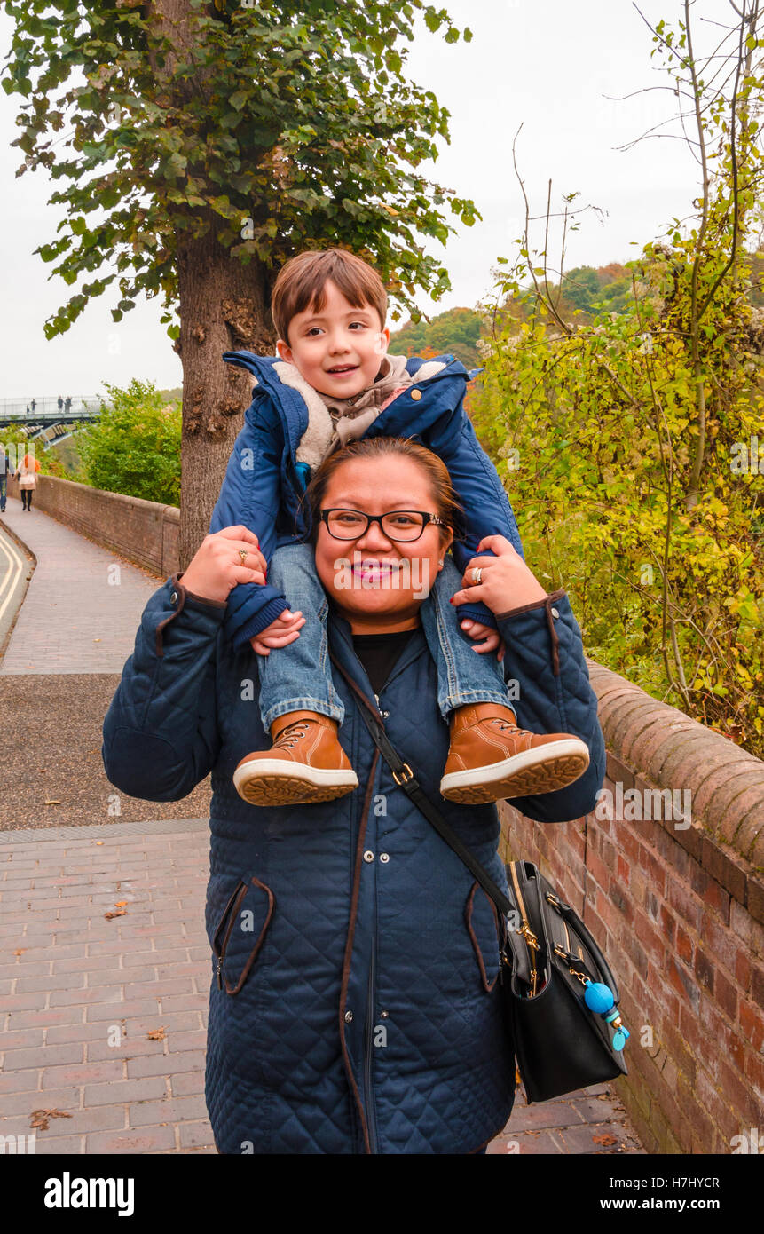 Young mums hi-res stock photography and images - Alamy