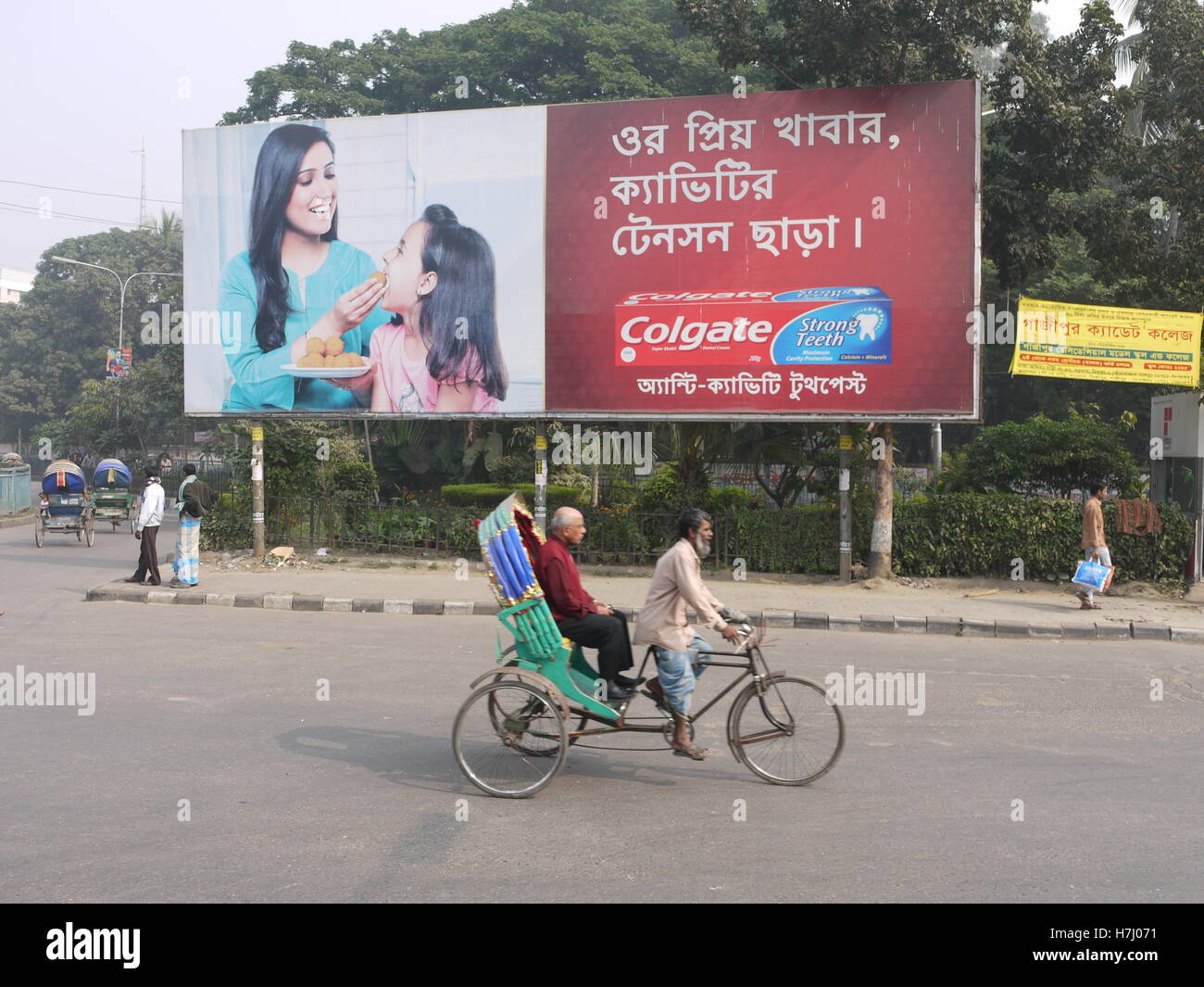 Advertisement for toothpaste with representation of middle-class in a ...