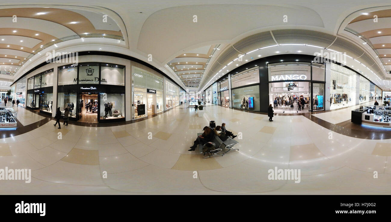 People visit large Columbus mall at weekend Stock Photo - Alamy