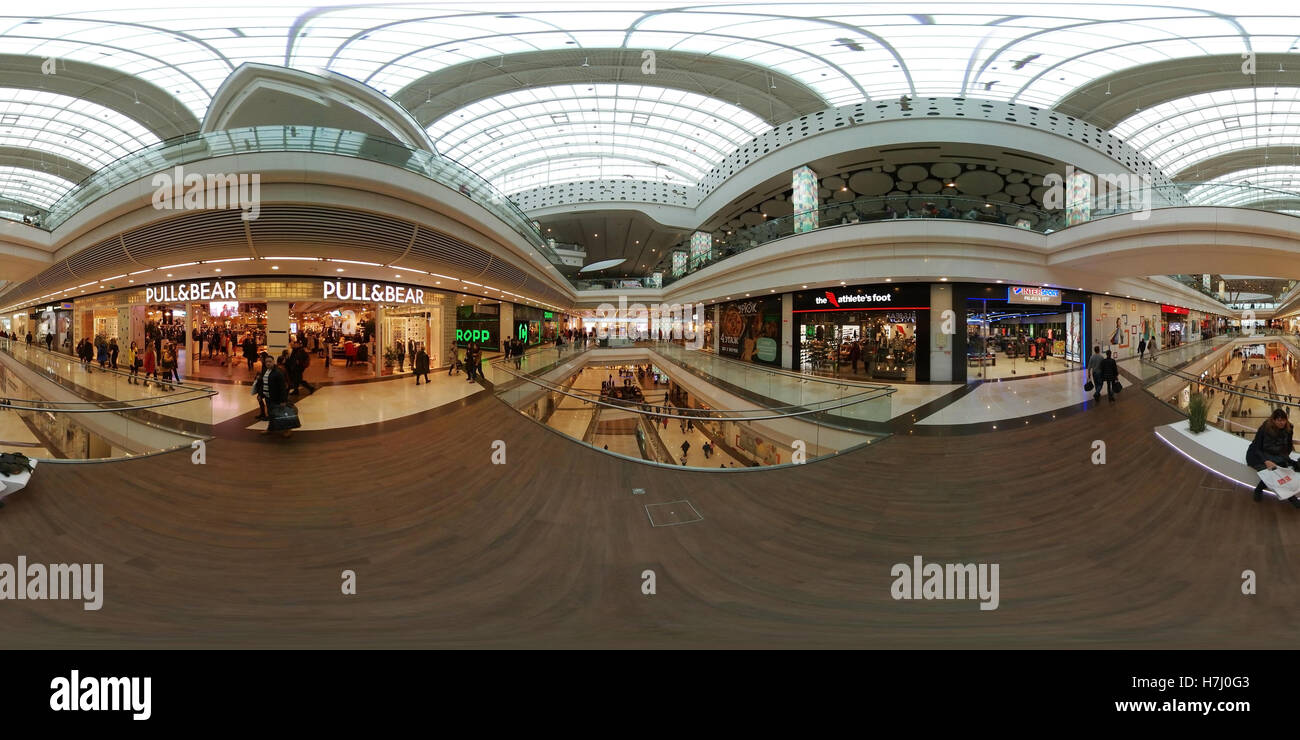 People visit large Columbus mall at weekend Stock Photo - Alamy