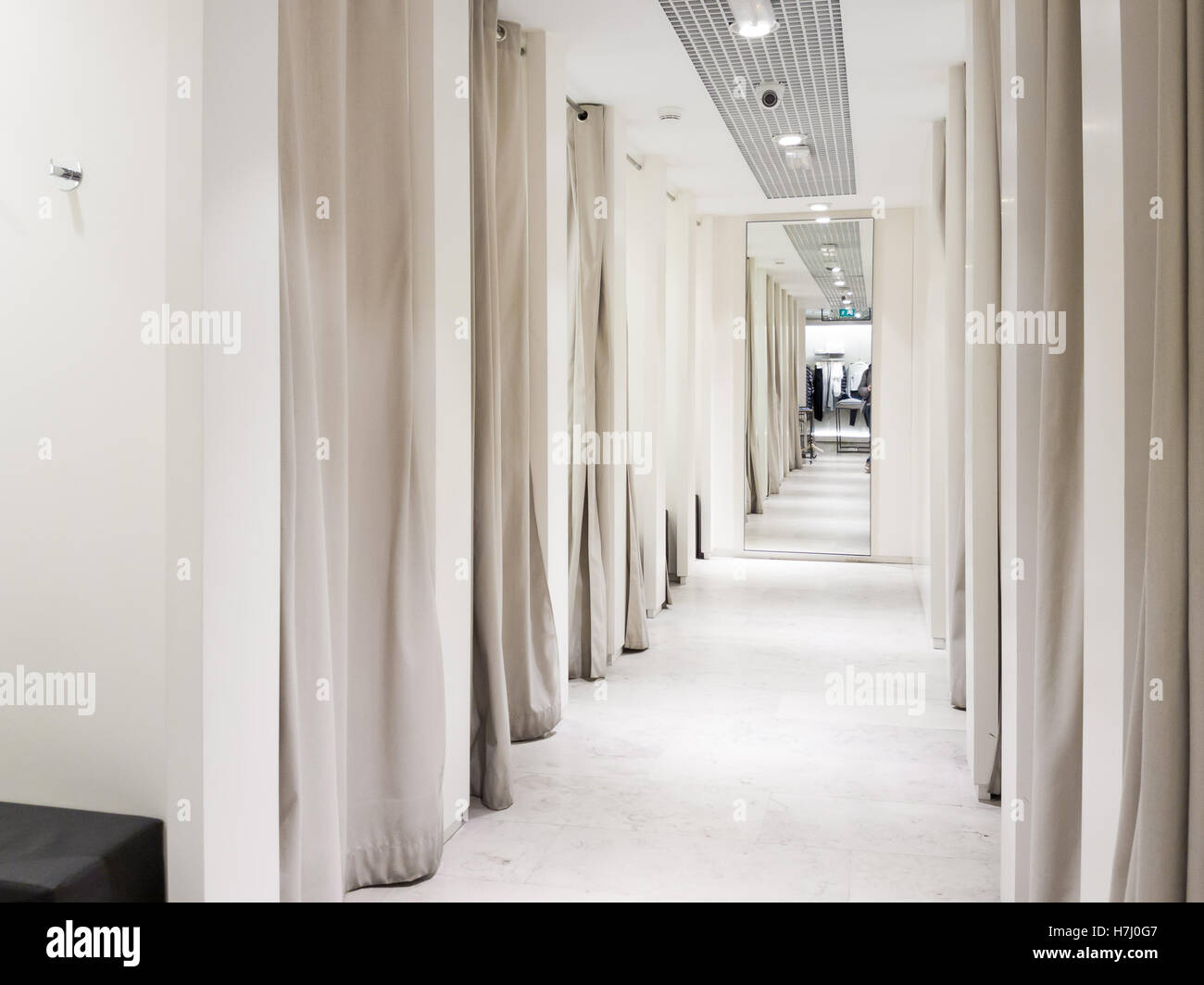 Fitting room interior in a mall Stock Photo - Alamy