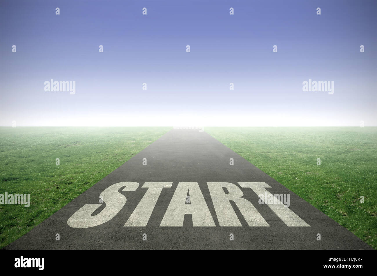 Start painted on an open road leading out to the horizon Stock Photo ...