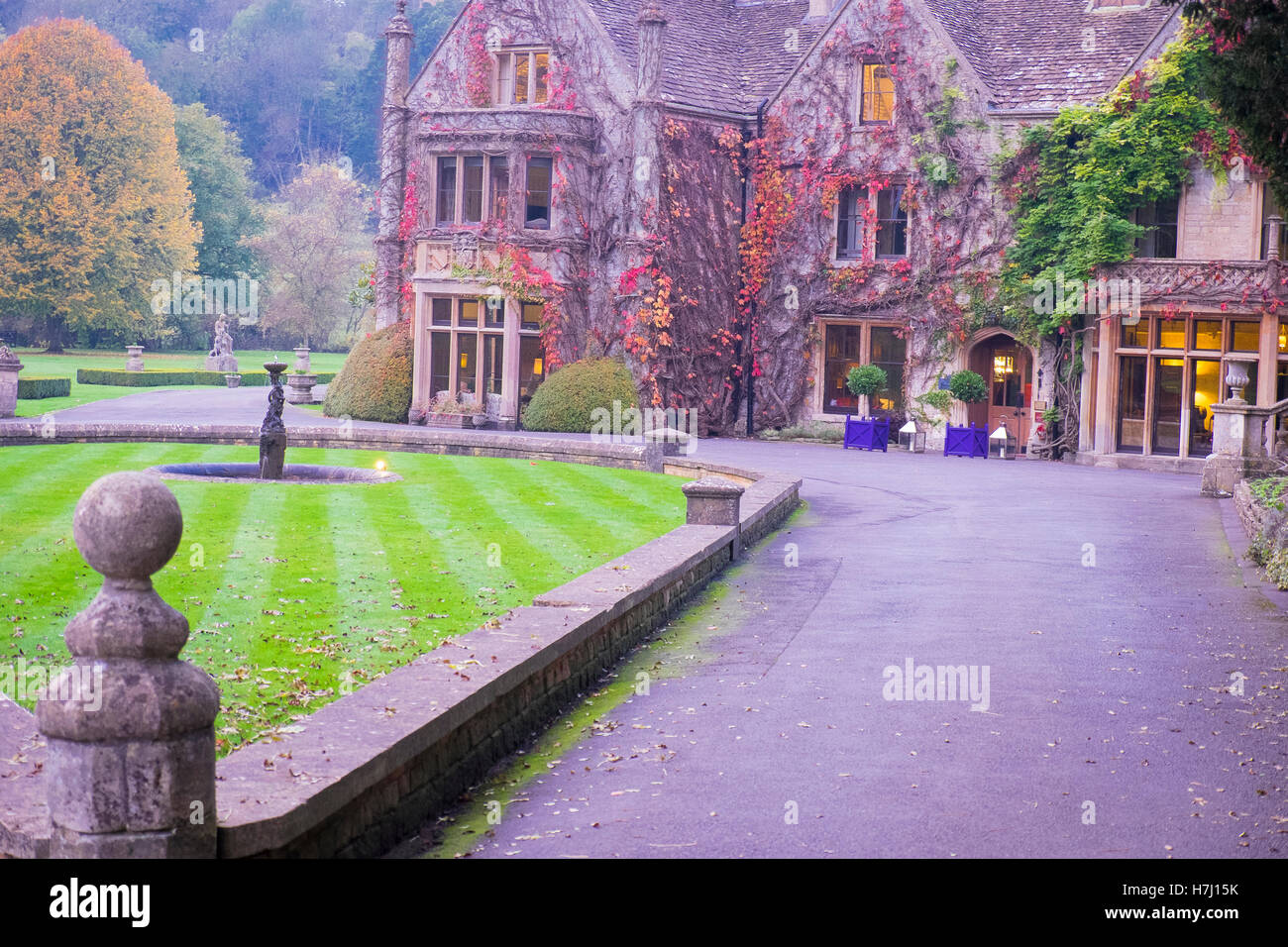 Castle combe manor house garden hi-res stock photography and images - Alamy