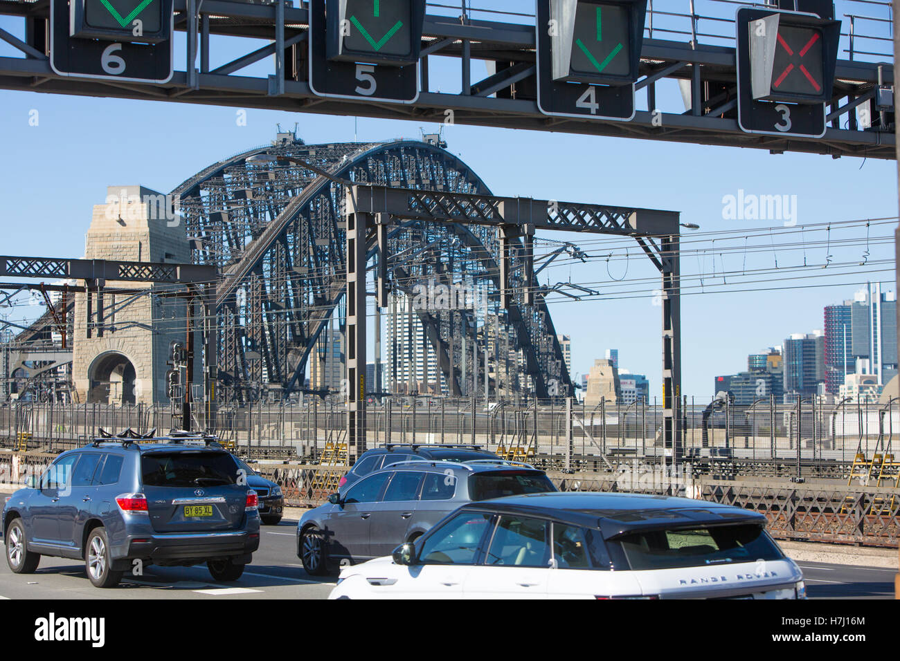 Traffic on the sydney harbour bridge hi-res stock photography and ...