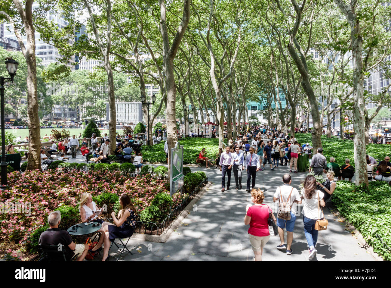 Walking new york city park crowd hi-res stock photography and images ...