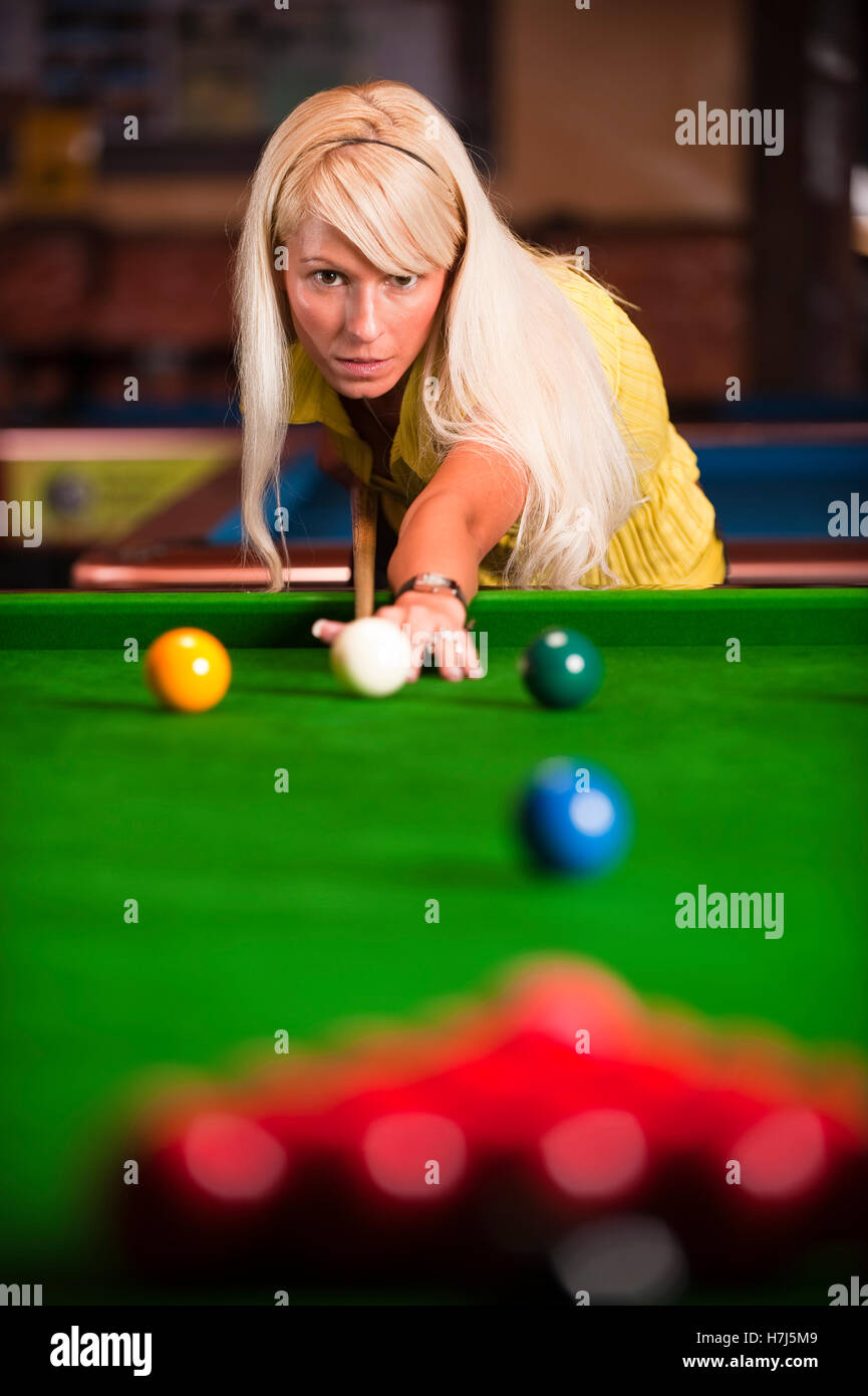 Young blonde woman playing snooker Stock Photo - Alamy