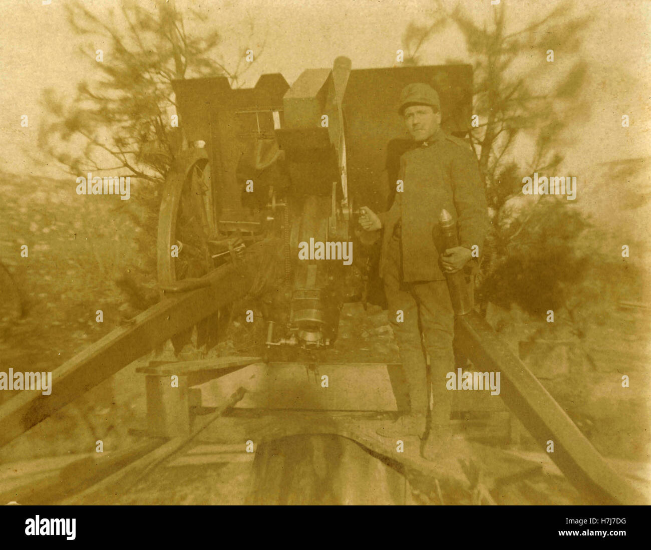 Italian soldier with a cannon Stock Photo - Alamy