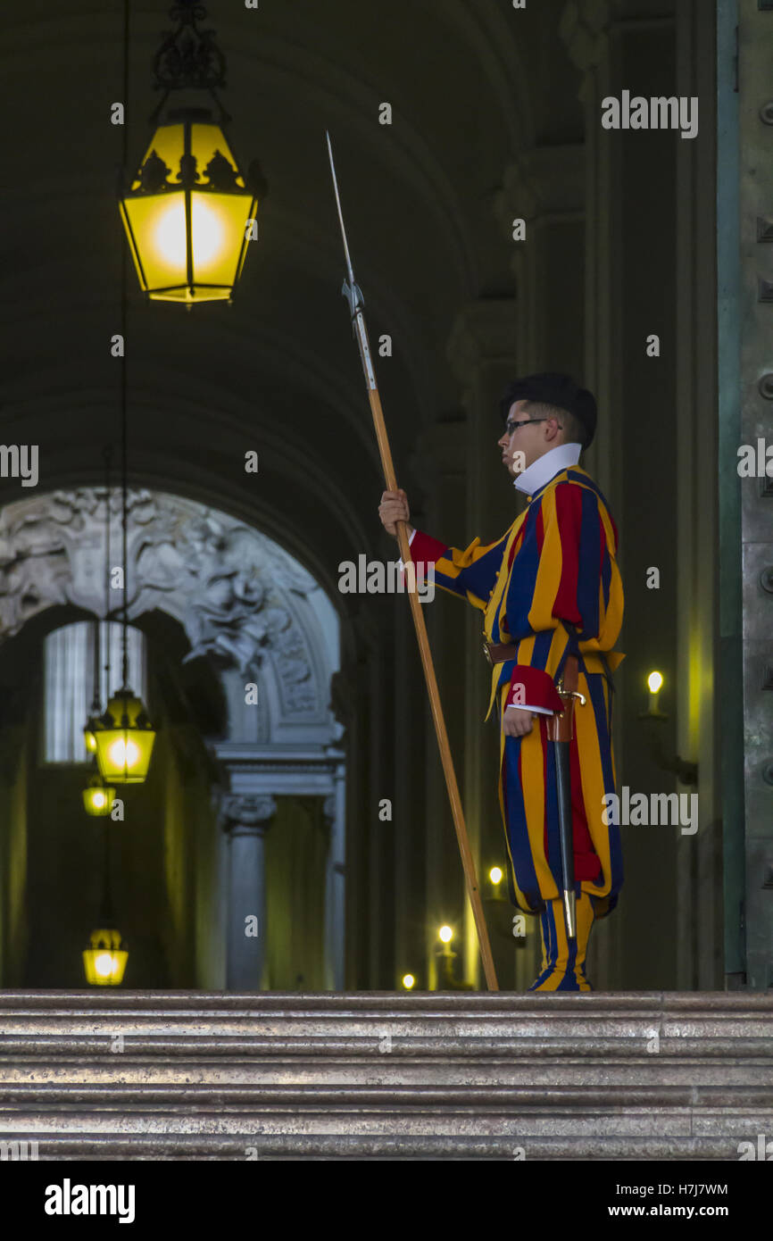 Vatican soldier hi-res stock photography and images - Alamy