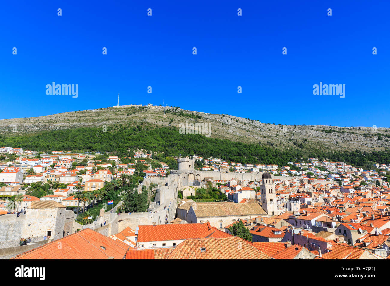 View of Dubrovnik Old Town and Srđ mountain, Dubrovnik, Dalmatia ...