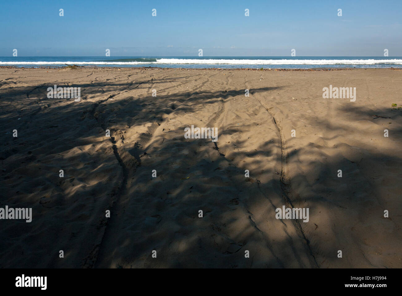 Empty sandy beach sea hi-res stock photography and images - Alamy