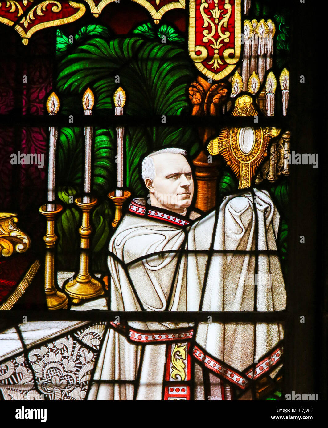 Priest eucharist hi-res stock photography and images - Alamy