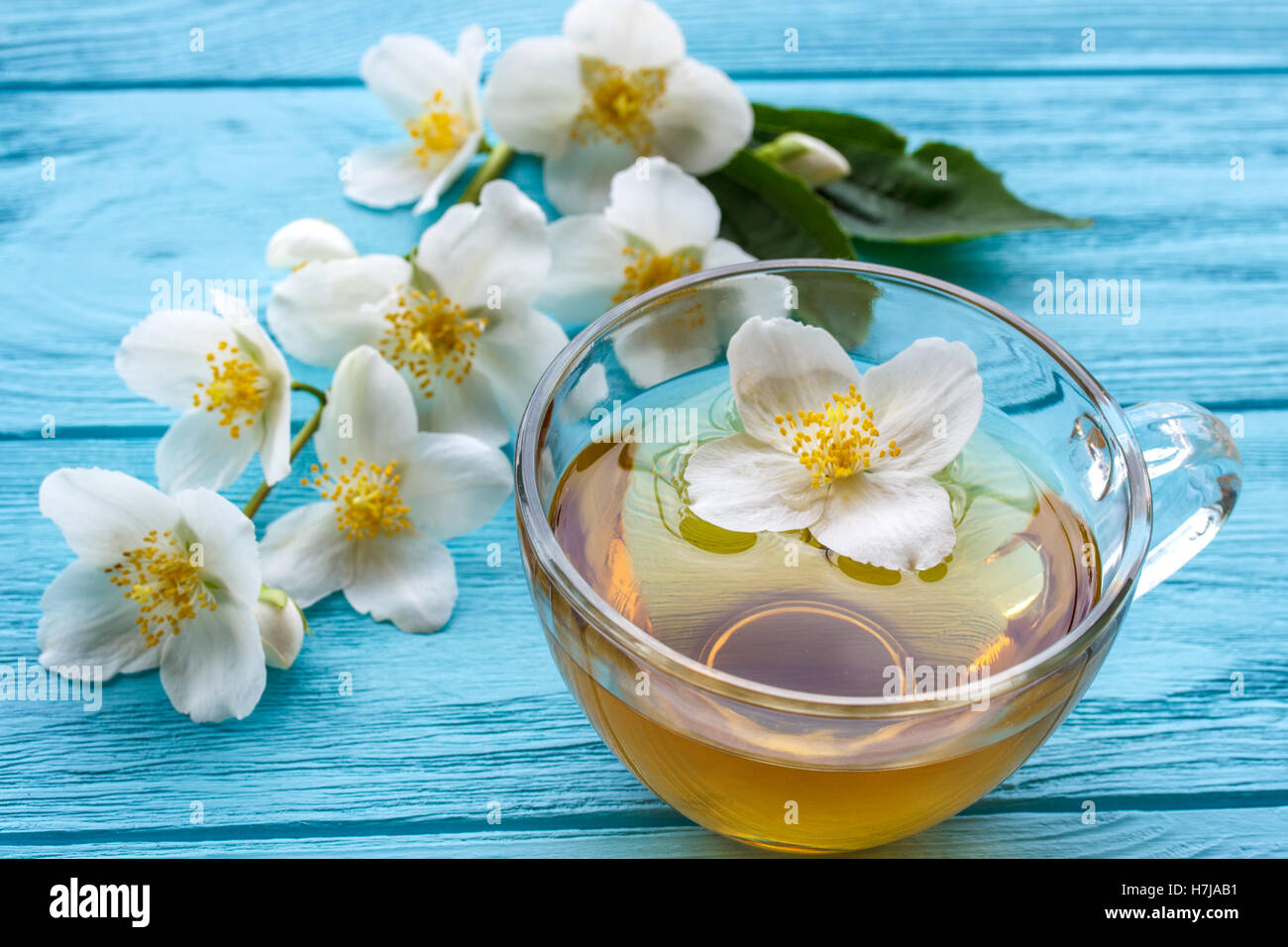 jasmine tea and jasmine flowers on wooden background Stock Photo - Alamy