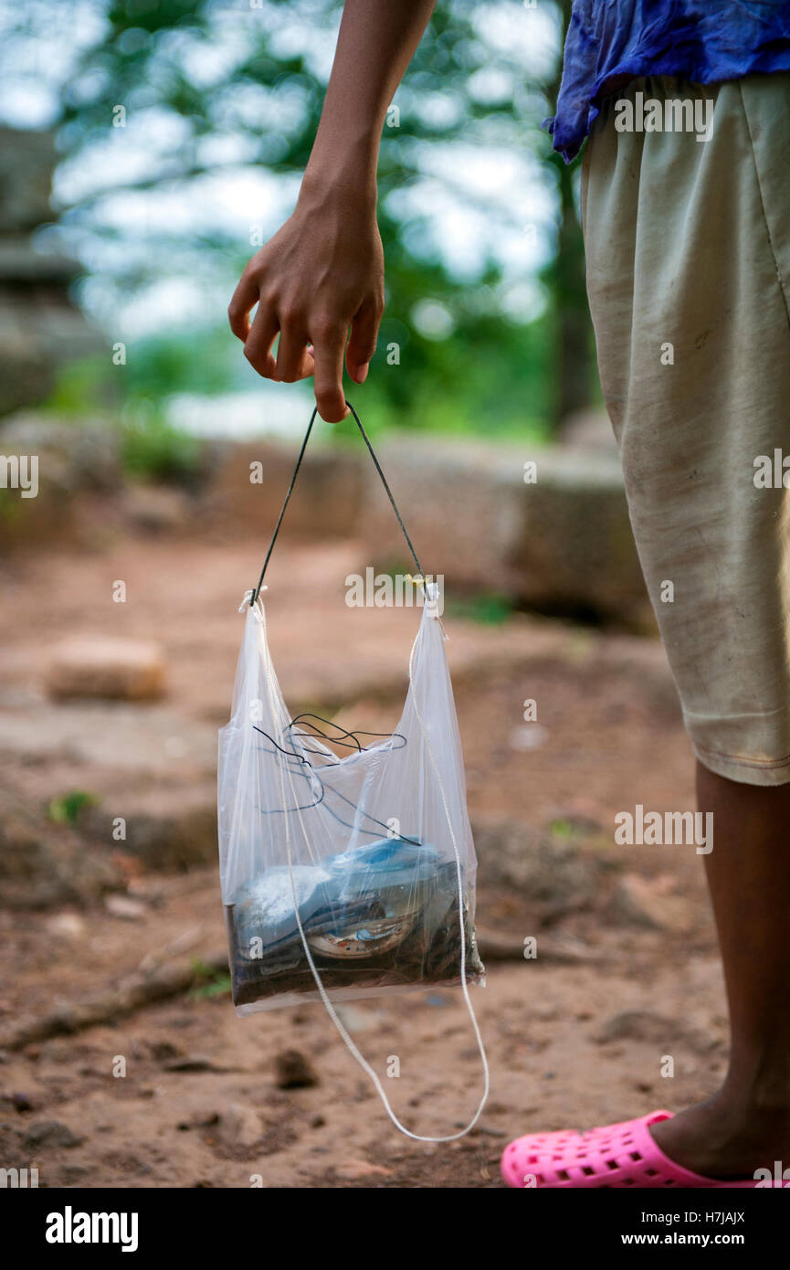 Hand holding handbag bag hi-res stock photography and images - Alamy
