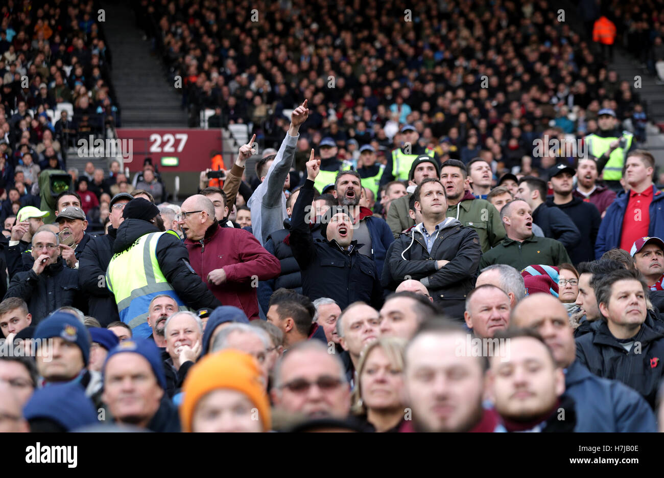 Supporters stewards premier league football hi-res stock photography ...