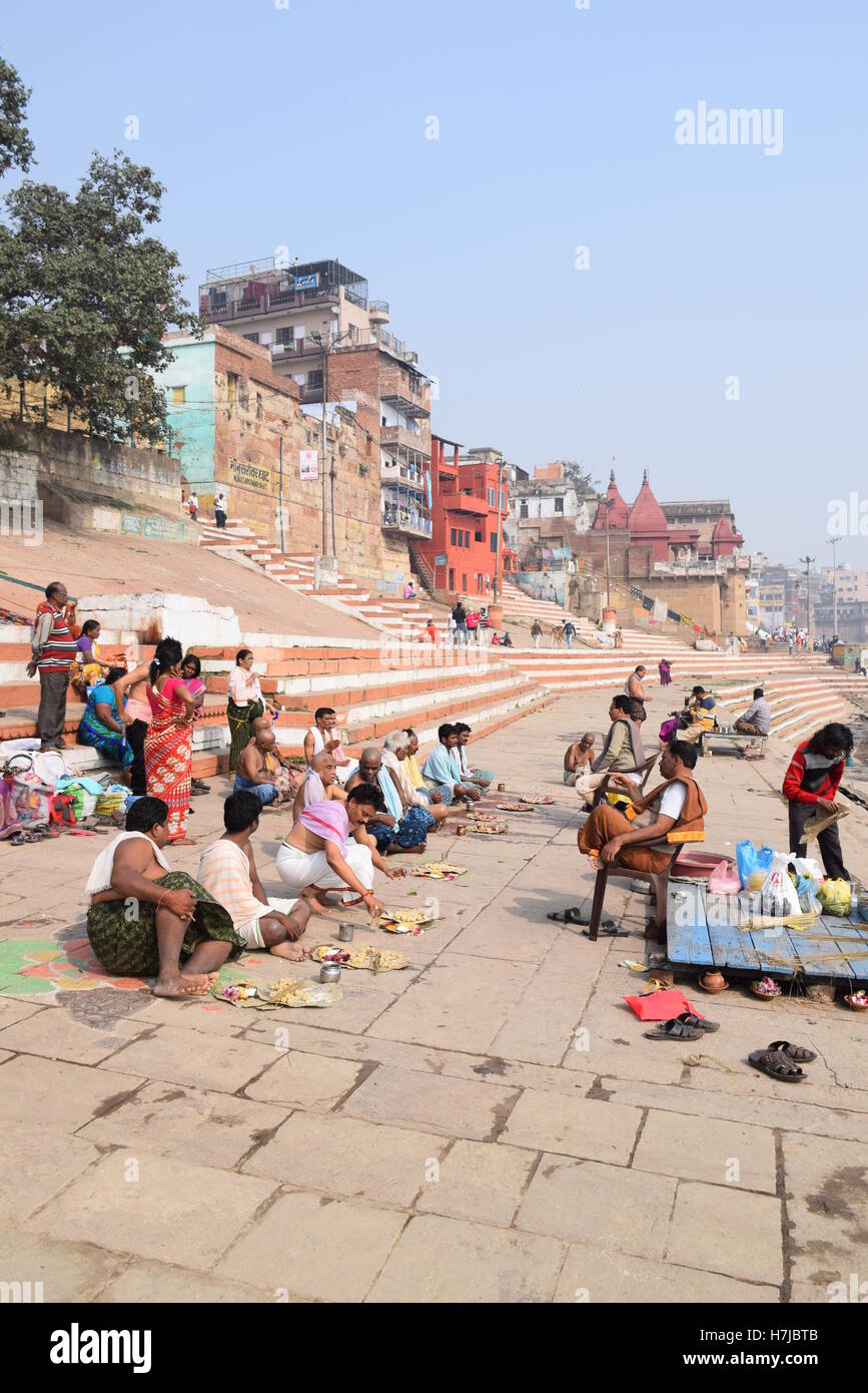 Crowd of indian people on the ghats of Varanasi, Uttar Pradesh, India ...