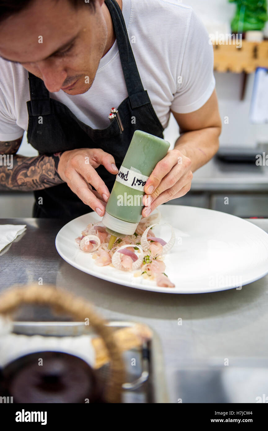 Chef plating food hi-res stock photography and images - Alamy
