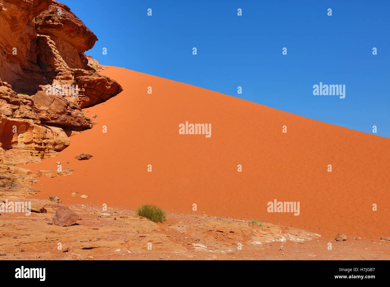 Red sand dune in the desert at Wadi Rum, Jordan Stock Photo - Alamy