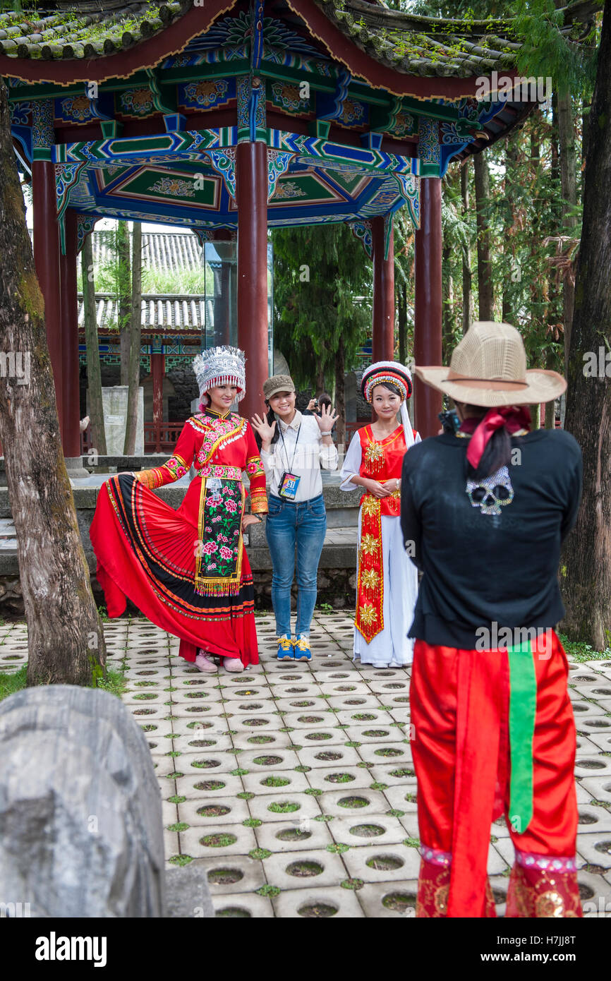 Bai women in traditional costume hi-res stock photography and images ...