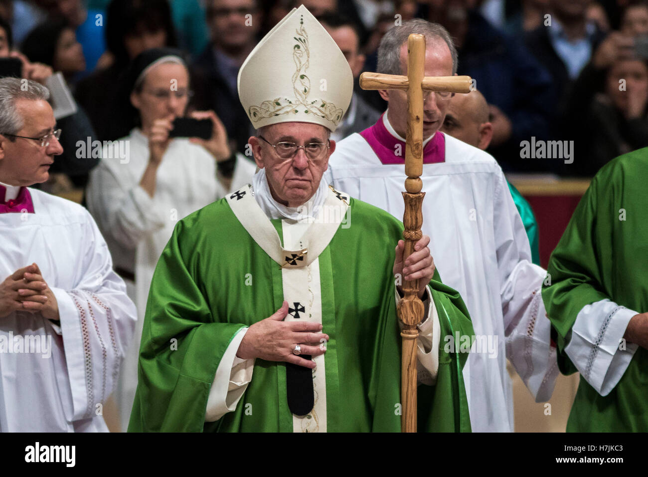 Vatican City, Vatican. 06th Nov, 2016. Pope Francis leads the Holy Mass ...
