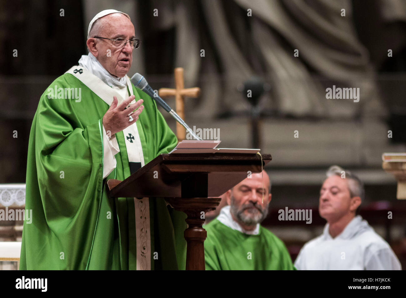 Vatican City, Vatican. 06th Nov, 2016. Pope Francis leads the Holy Mass ...