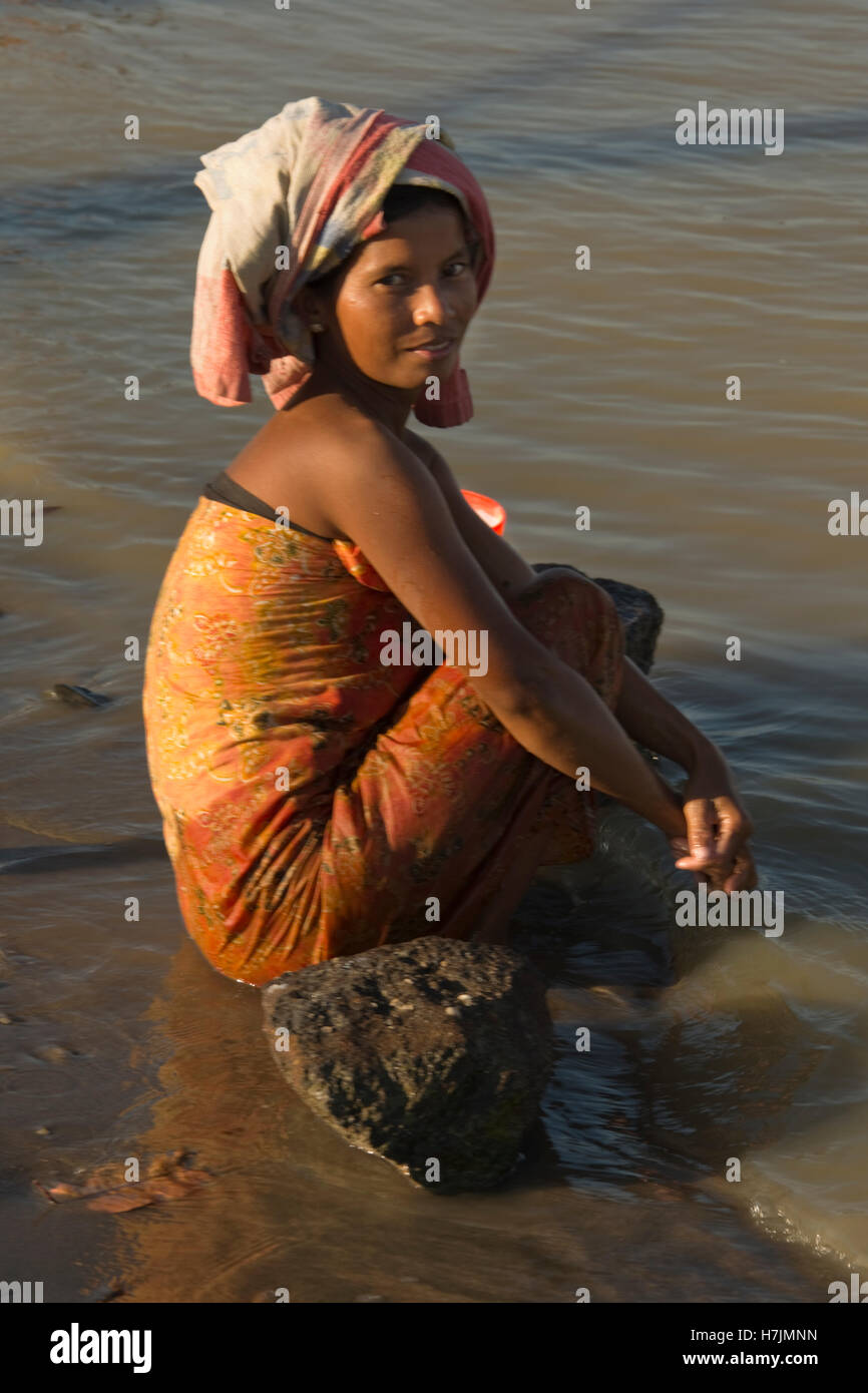 ASIA, MYANMAR (BURMA), Sagaing Division, Chindwin River, Kanee, A Htet ...