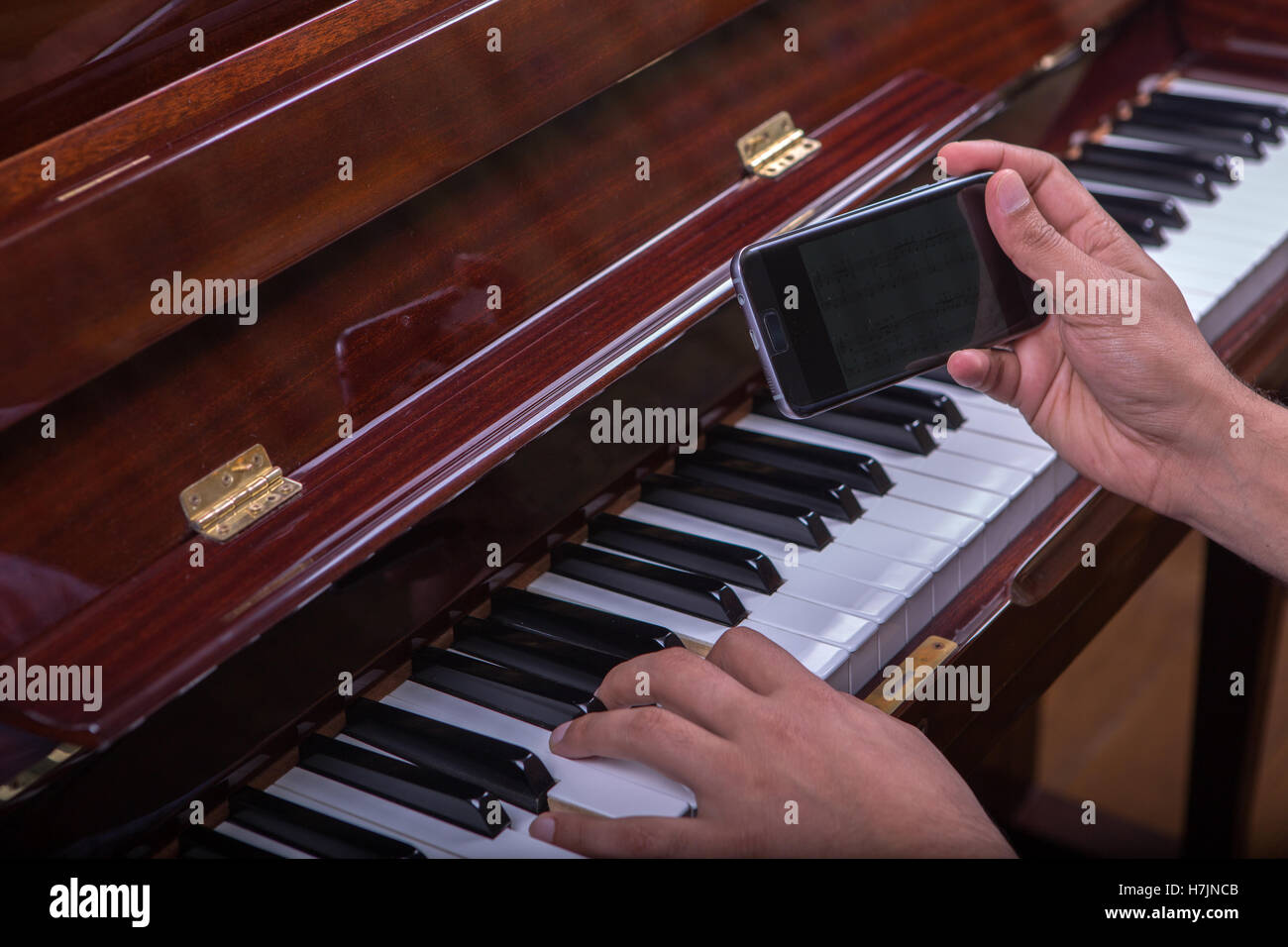 Mobile phone in right hand hi-res stock photography and images - Alamy