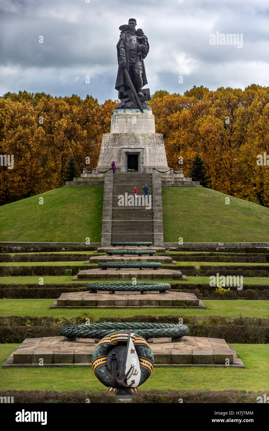 The Soviet War Memorial in Treptower Park, Berlin Stock Photo - Alamy
