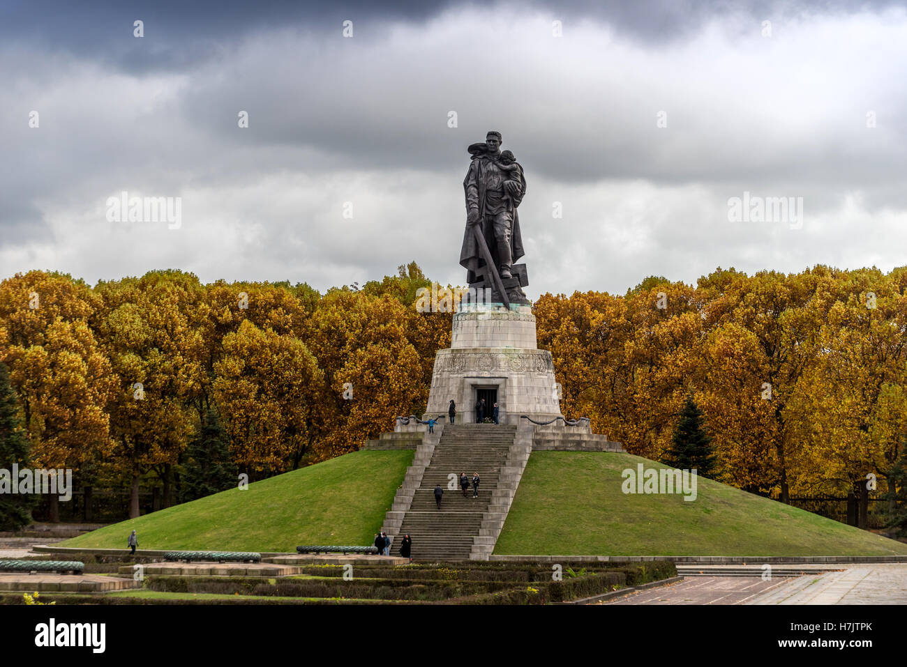 The Soviet War Memorial in Treptower Park, Berlin Stock Photo - Alamy