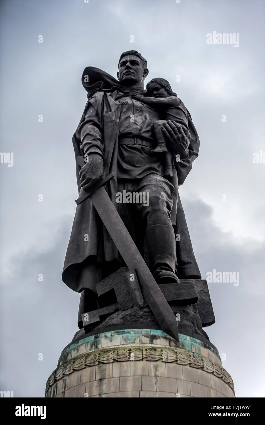 Stalin statue hi-res stock photography and images - Alamy
