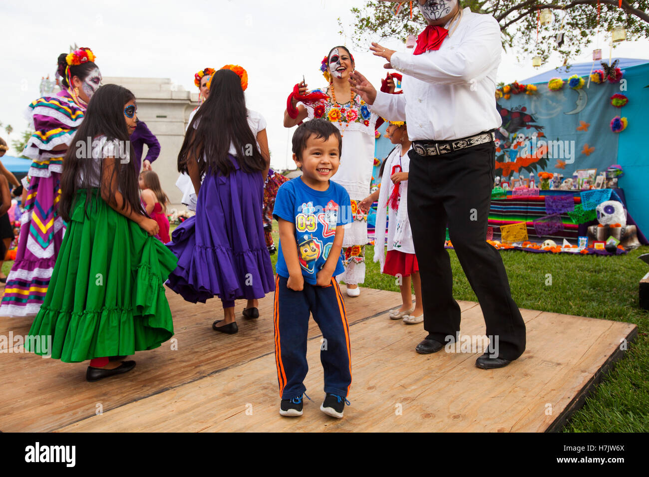 Dia de muertos dancing hi-res stock photography and images - Alamy