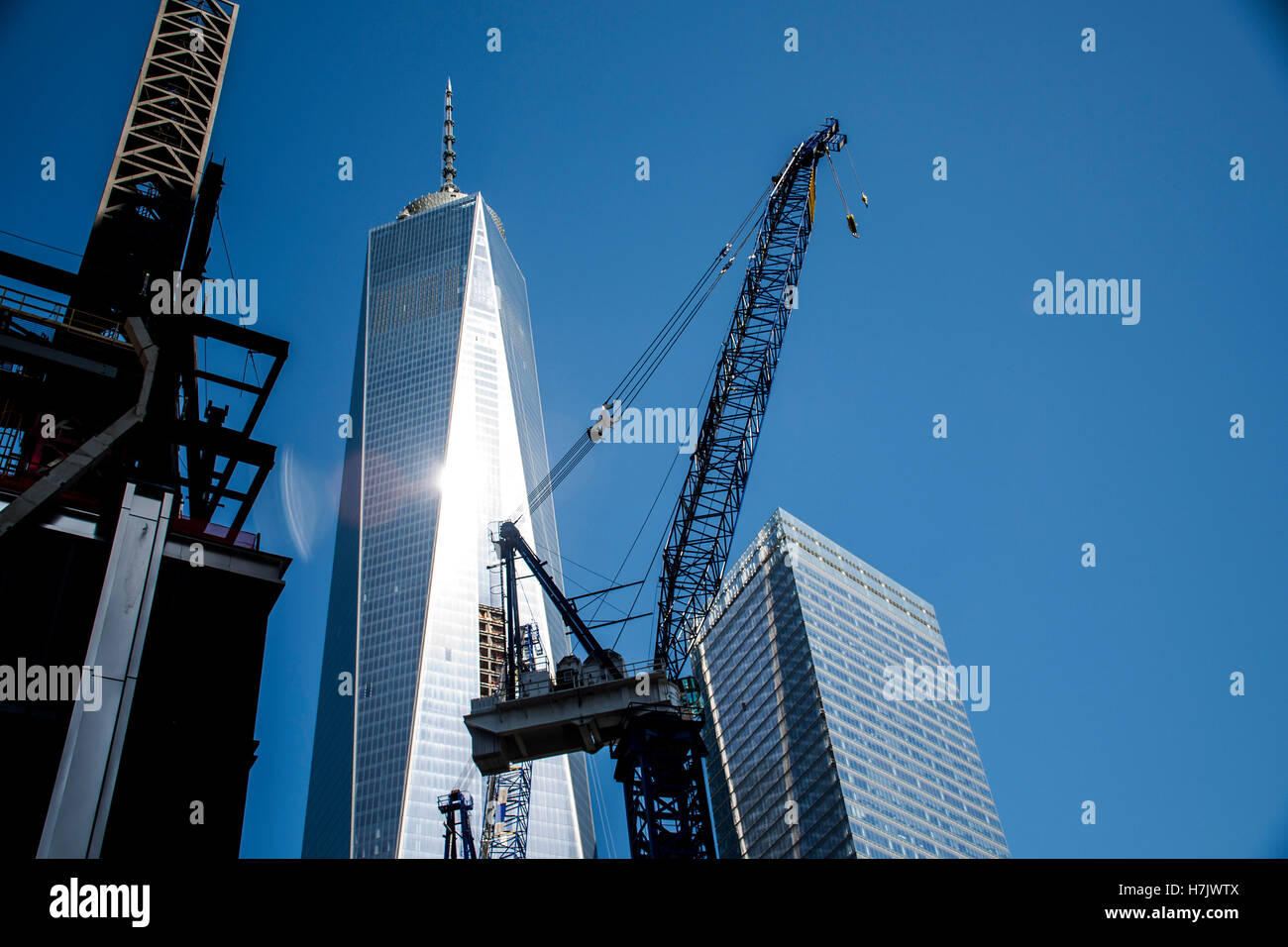 One world trade center construction hi-res stock photography and images ...