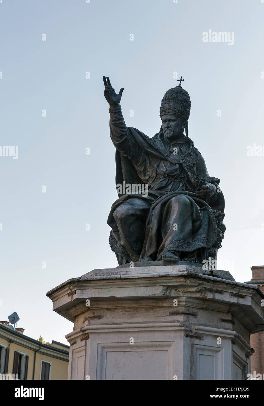 Statue of pope paul hi-res stock photography and images - Alamy