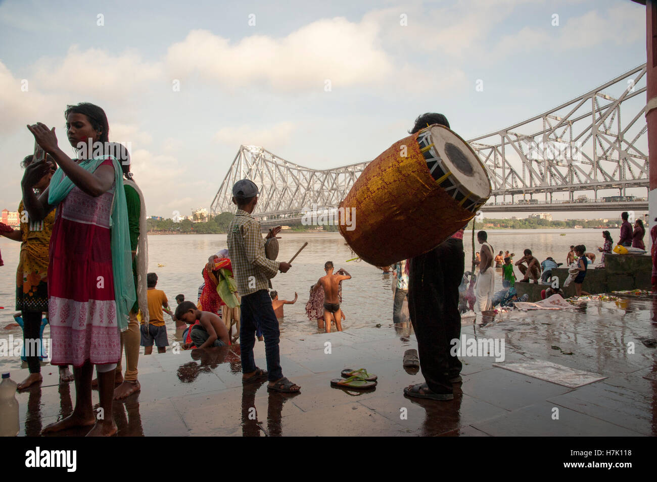 People bathing in Hooghly river near Howrah Bridge (Rabindra Setu) at ...