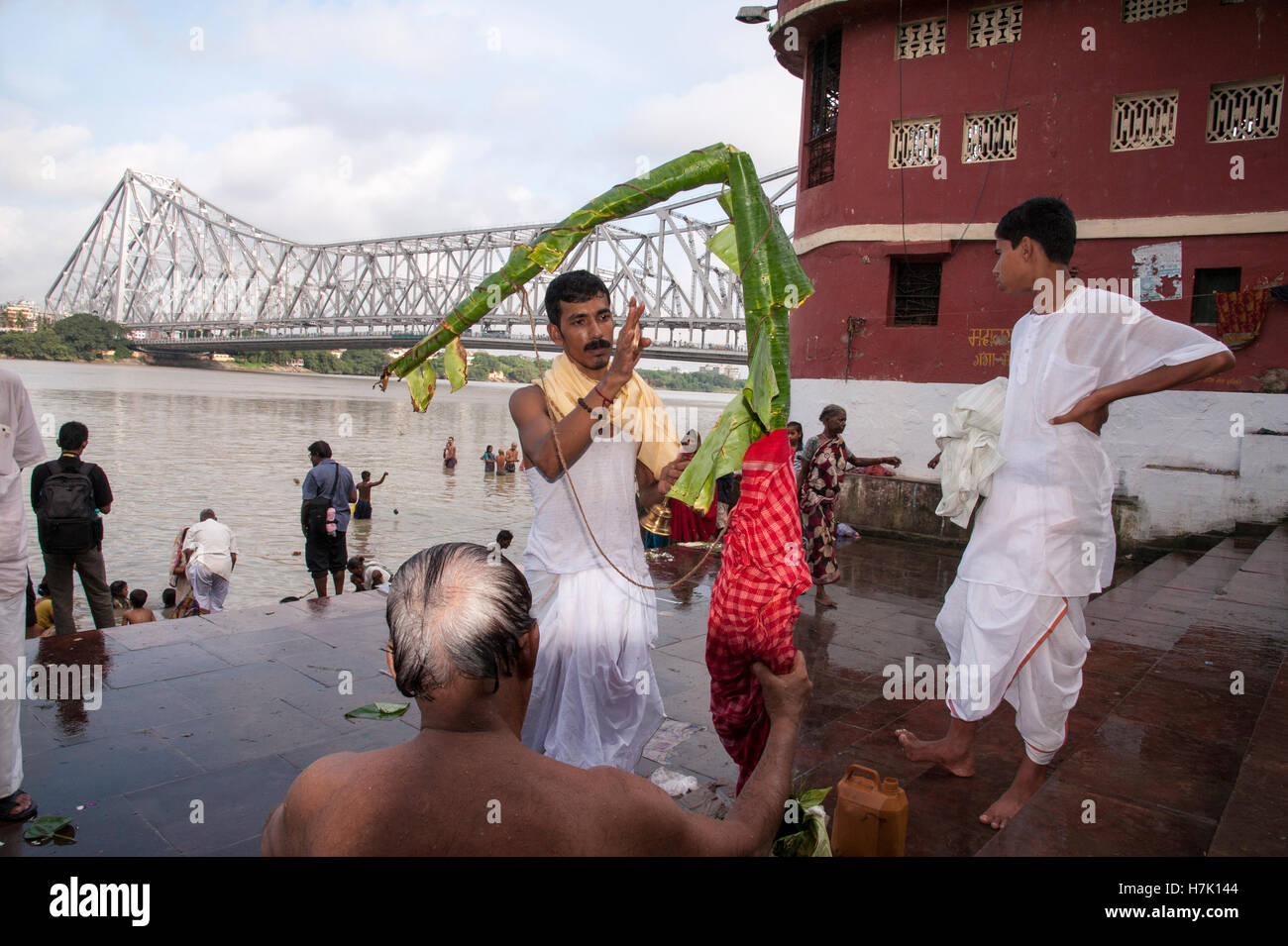 Priest doing kola bou snan puja at mallick ghat kolkata west bengal ...