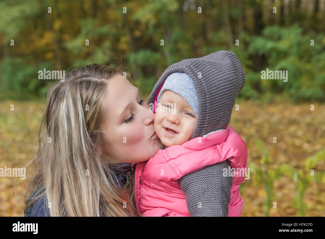 Mother kiss daughter hi-res stock photography and images - Alamy