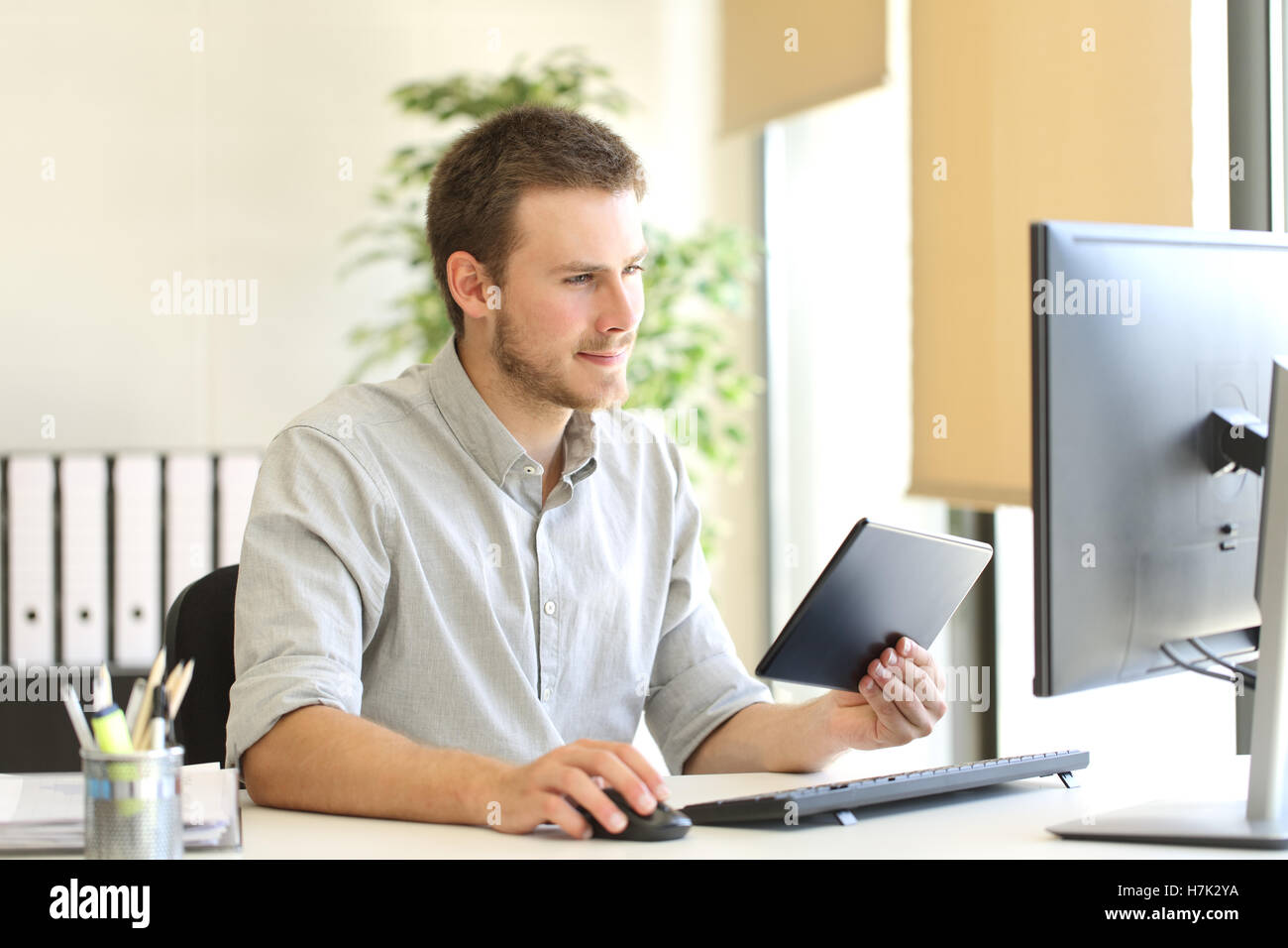 Manager using desktop computer hi-res stock photography and images - Alamy